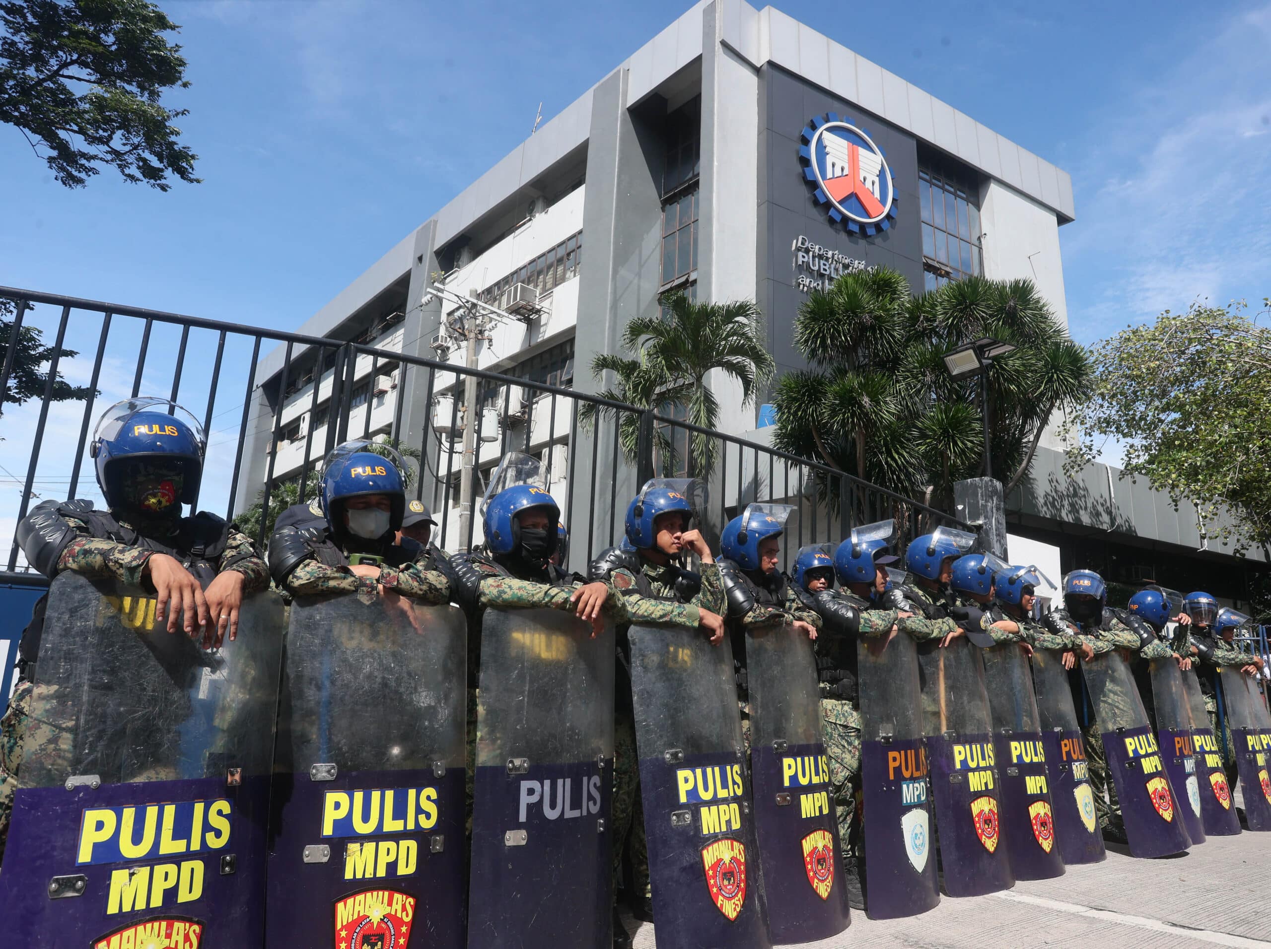 DPWH: Drowning in corruption | Inquirer Opinion